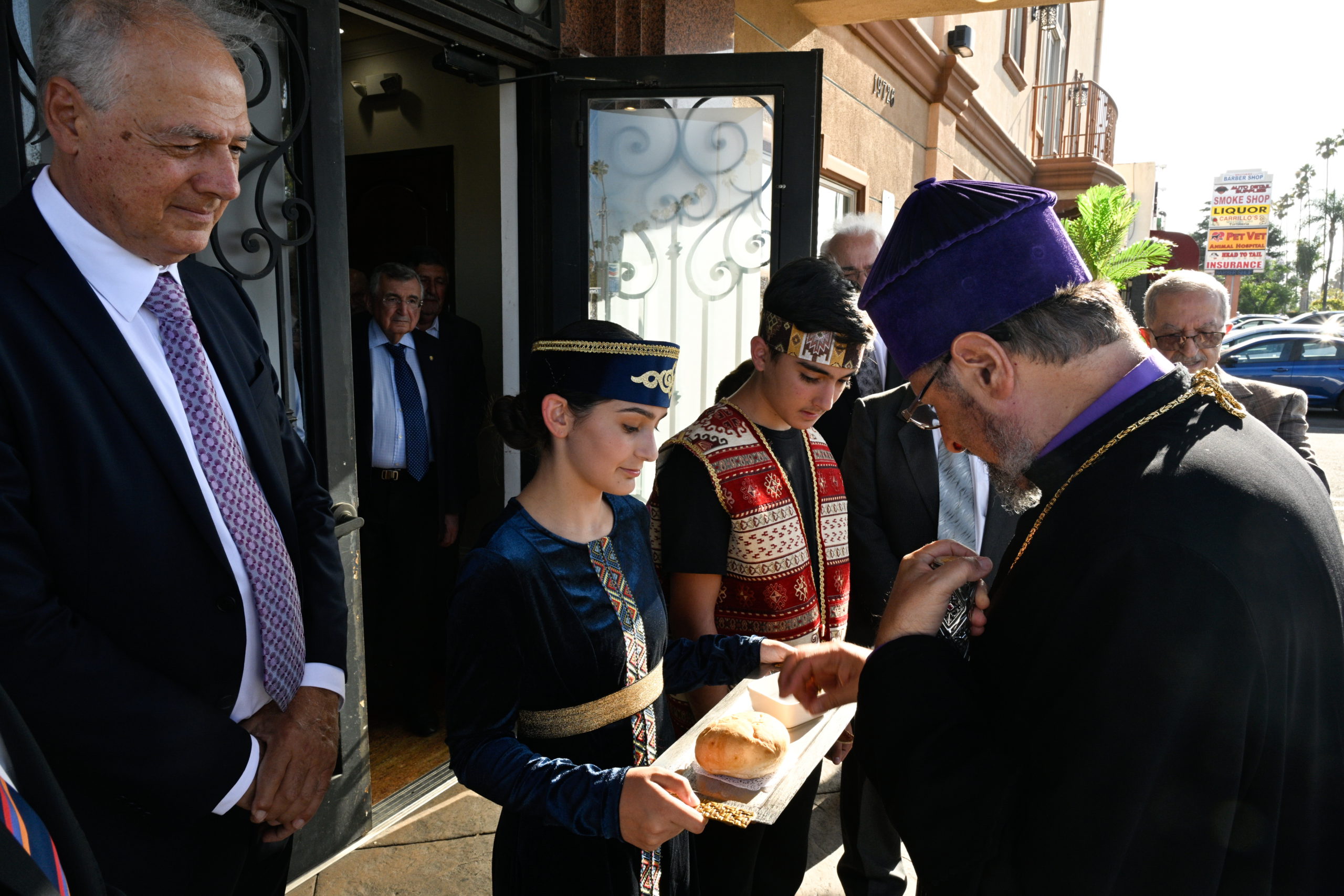 Լոս Անջելեսի Պոլսահայ Միութիւնը Պատմական Գնահատեց Պոլսոյ Հայոց Պատրիարքի Այցը - Asbarez - Armenian