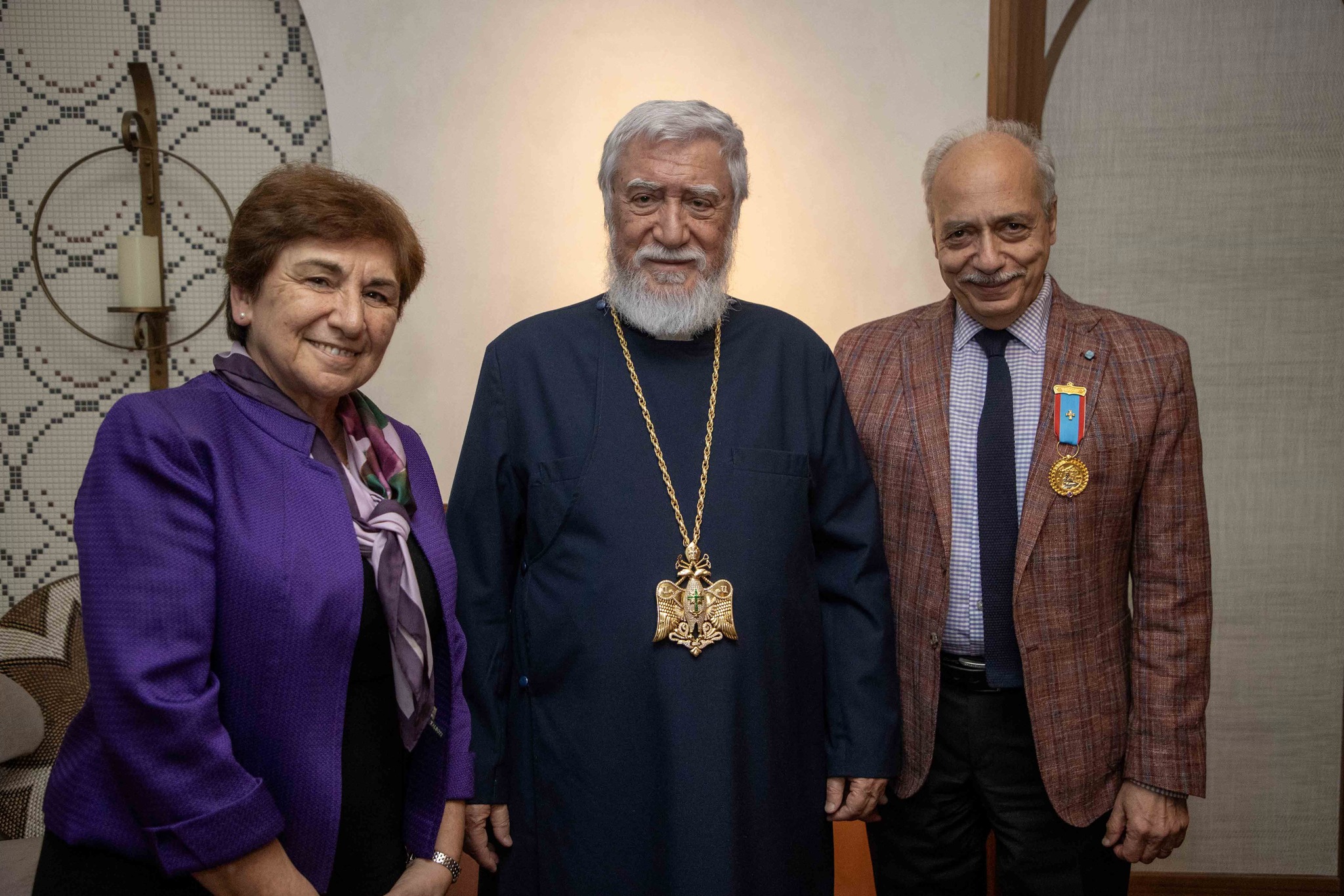 Արամ Ա․ Կաթողիկոսը Դոկտ. Երուանդ Զօրեանը Պարգեւատրեց «Սուրբ Մեսրոպ Մաշտոց» Շքանշանով - Asbarez ...